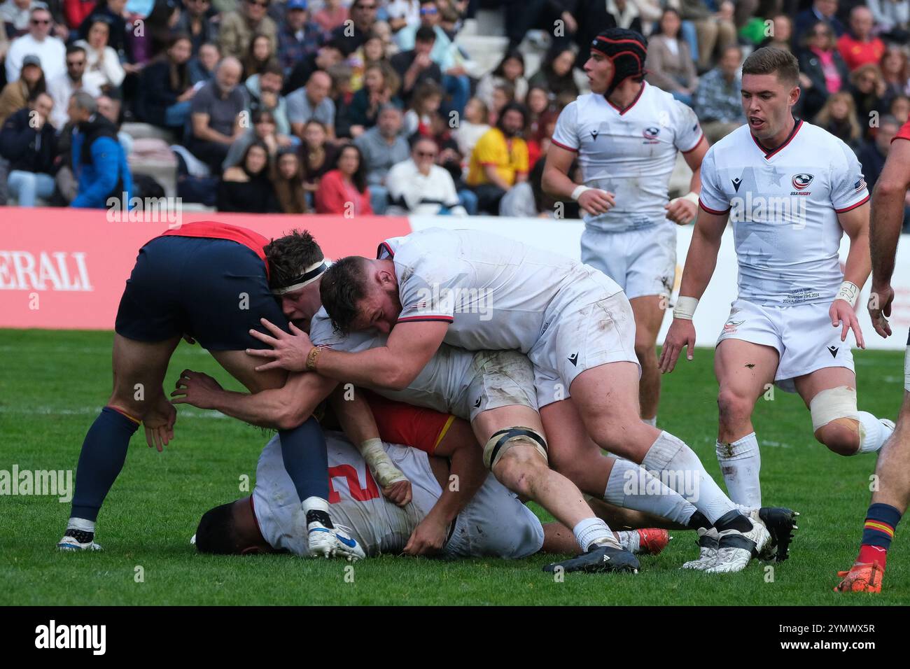 Players in action during the friendly rugby match between the Spanish ...