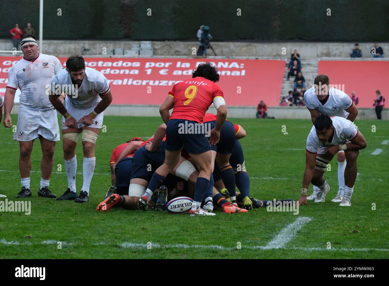 Players in action during the friendly rugby match between the Spanish ...