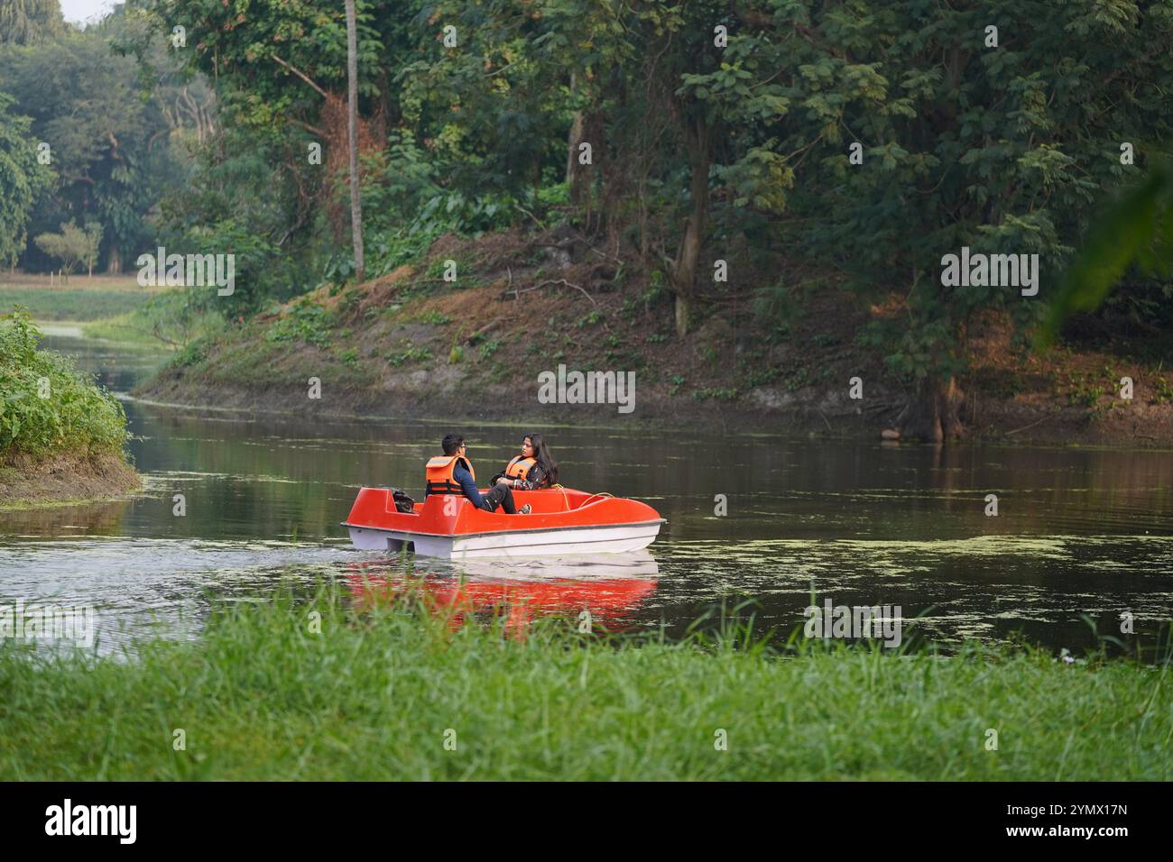 Boating at the King's Lake of Kolkata's iconic Acharya Jagadish Chandra ...