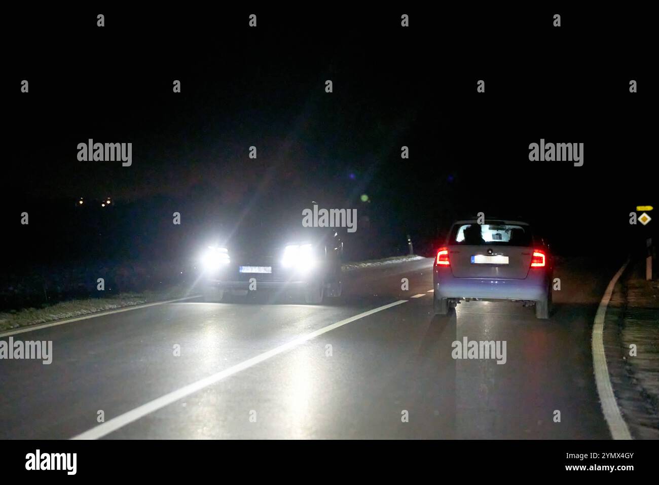 Sie Erkennen Nachts Auf Einer Landstrae Fugnger Auf Ihrer Seite