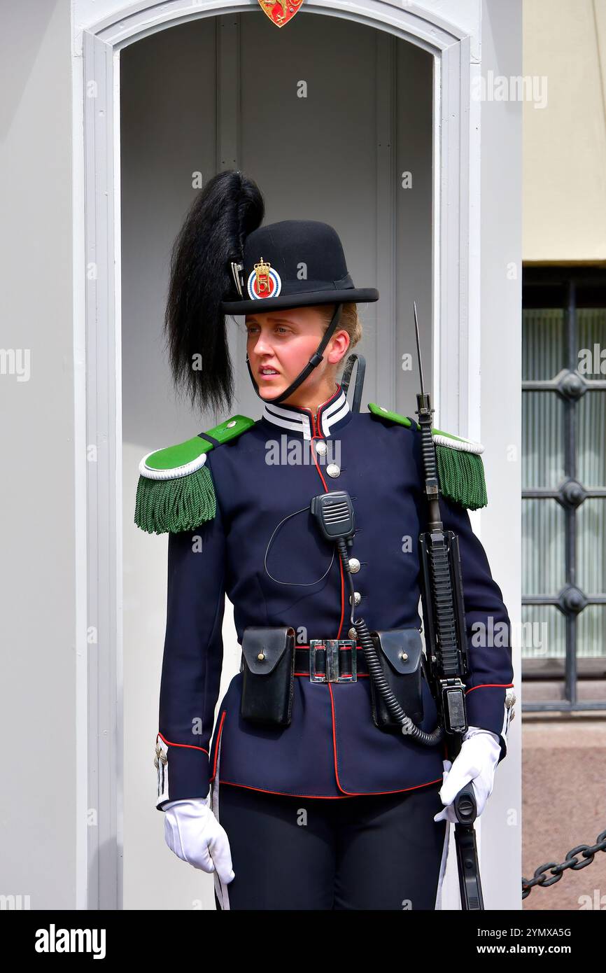 Europe norway royal palace guard hi-res stock photography and images ...