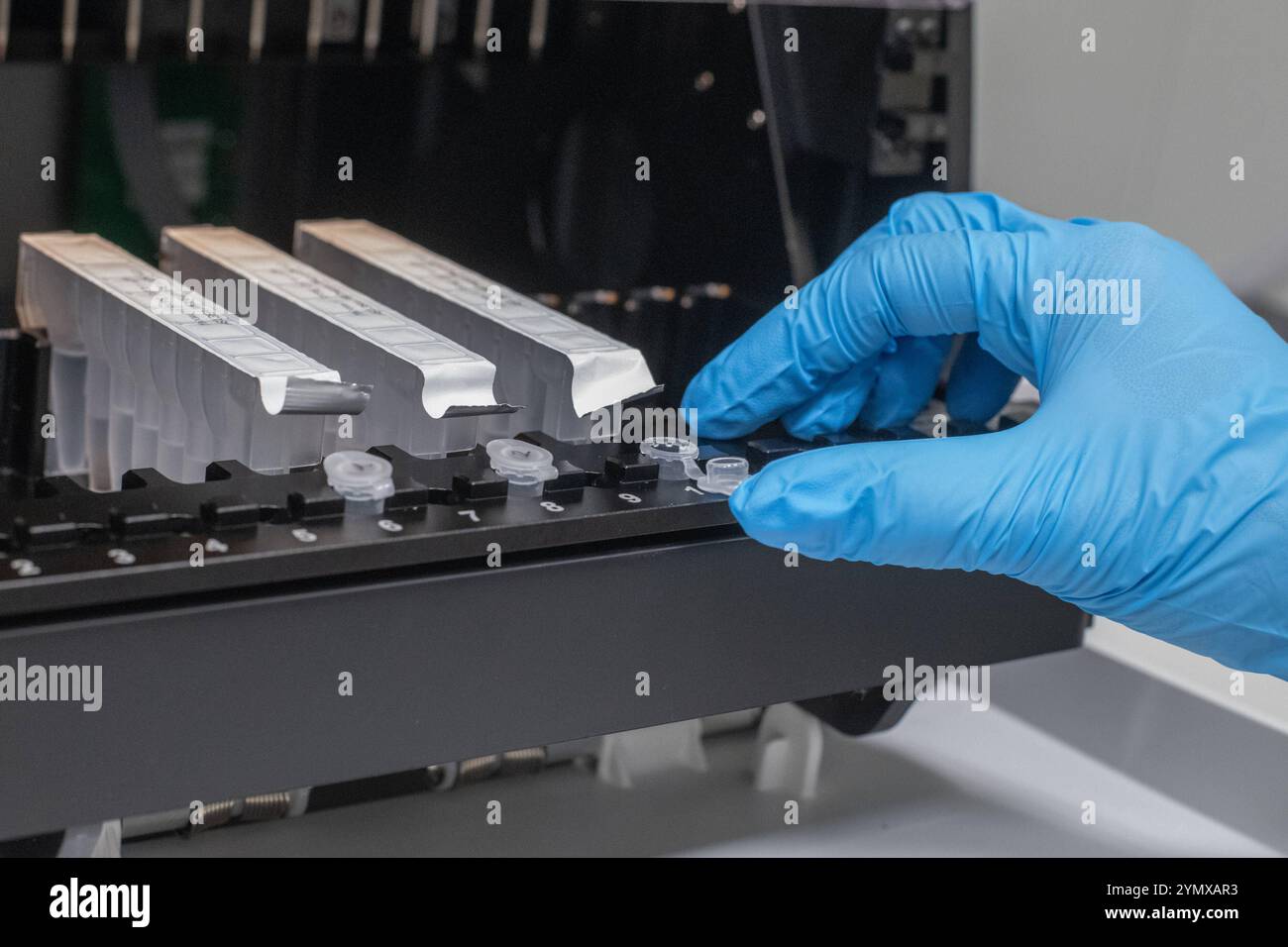 Medizin - Diagnostik - Laborforschung Gewinnung von Nukleinsäuren DNA ...