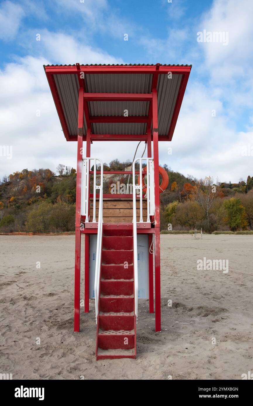Lifeguard station at Bluffer's Park Beach in Scarborough,Toronto ...