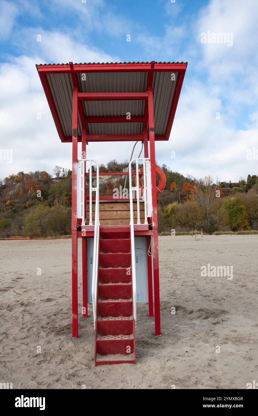Lifeguard station at Bluffer's Park Beach in Scarborough,Toronto ...