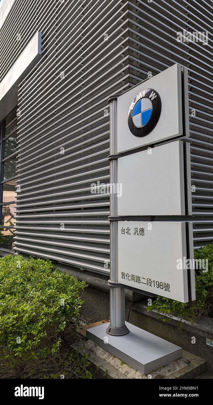 Car store commercial sign with BMW logo Stock Photo - Alamy