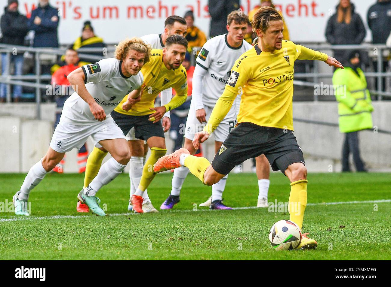 Aachen, Deutschland. 23rd Nov, 2024. v.li.:Bentley Baxter Bahn (Alemannia Aachen, 9) Anlauf zum ...