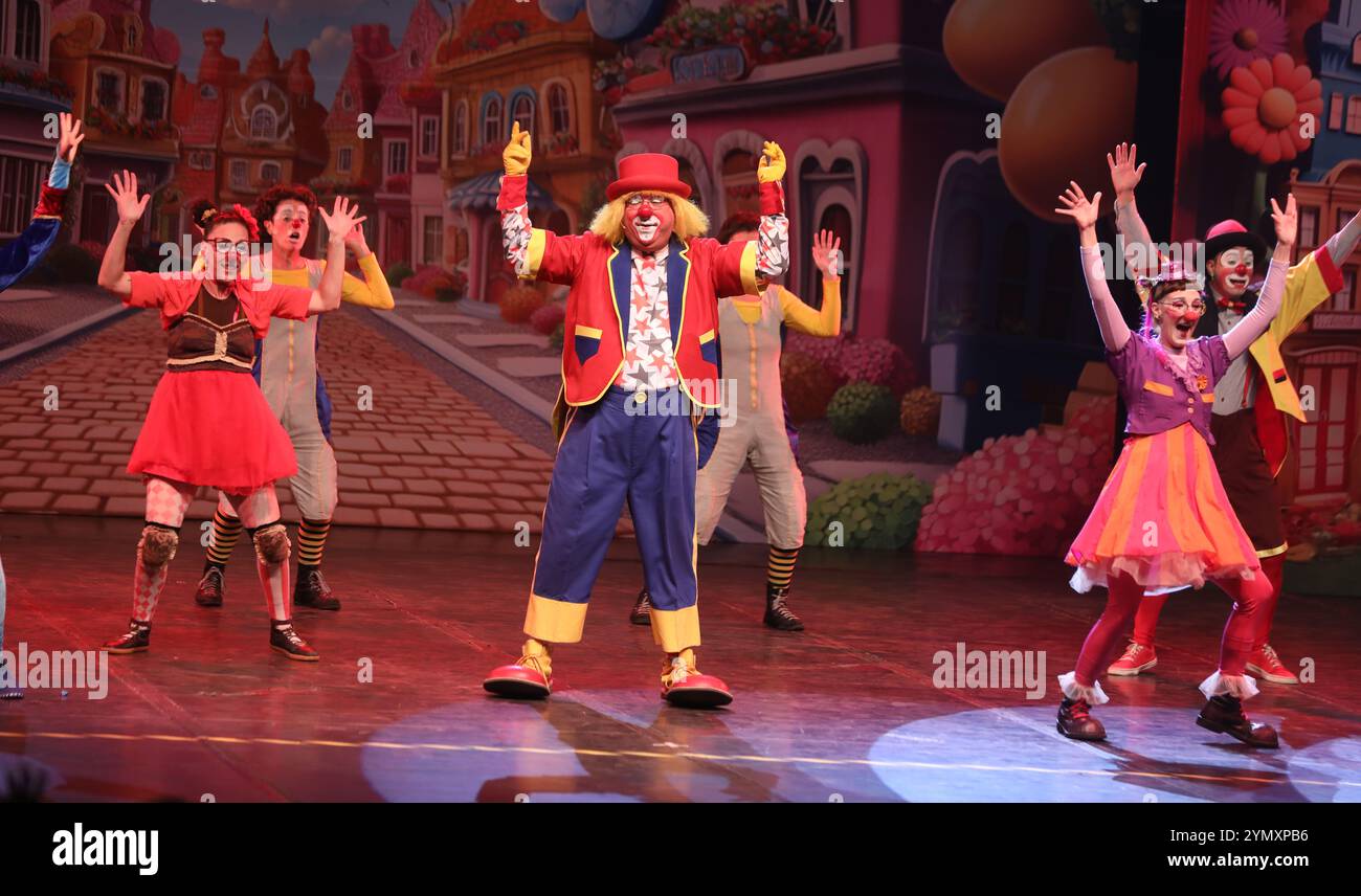 Chennai, India. 23rd Nov, 2024. Artists dressed as clowns perform on ...