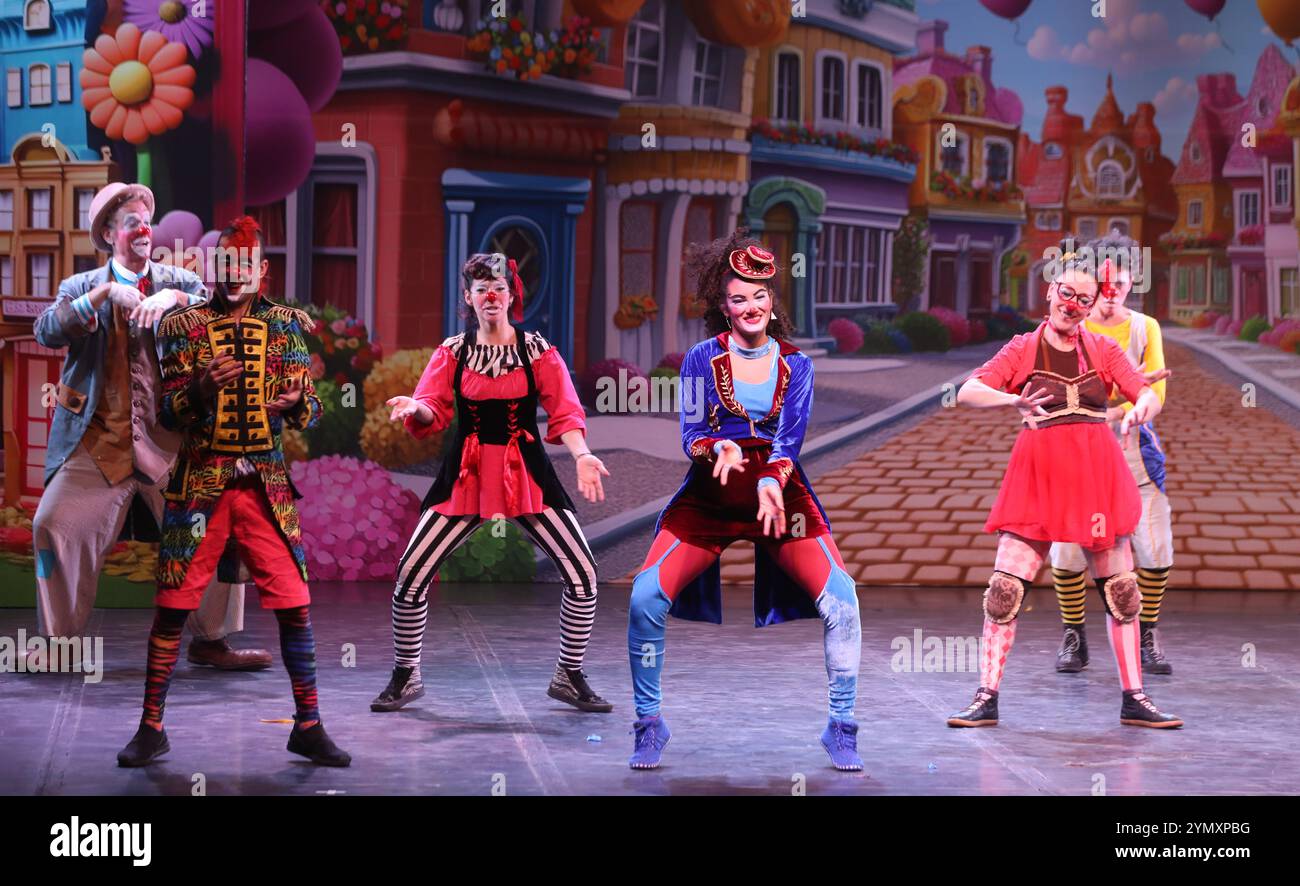 Chennai, India. 23rd Nov, 2024. Artists dressed as clowns perform on ...