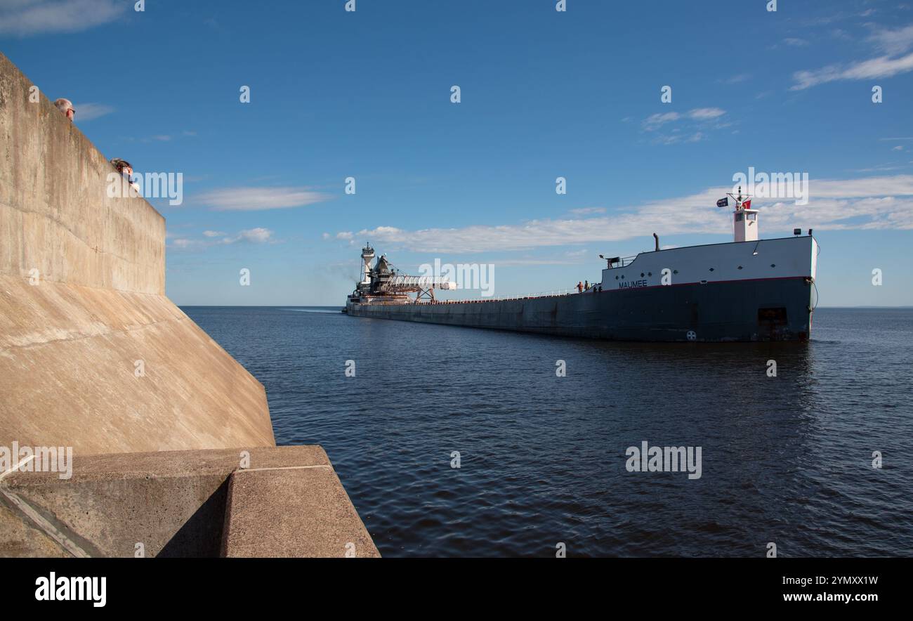 Great Lakes freighter, Maumee, pulling into the Duluth, Minnesoata ...