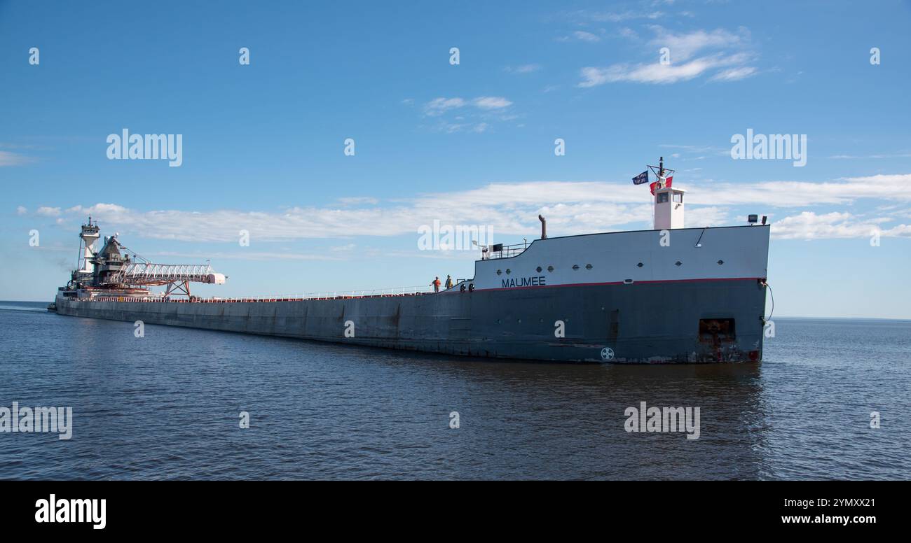 Great Lakes freighter, Maumee, pulling into the Duluth, Minnesoata ...