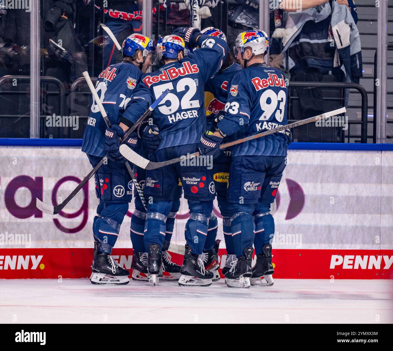 Die Muenchner bejubeln mit Jakob Weber (EHC Red Bull Muenchen, #22 ...
