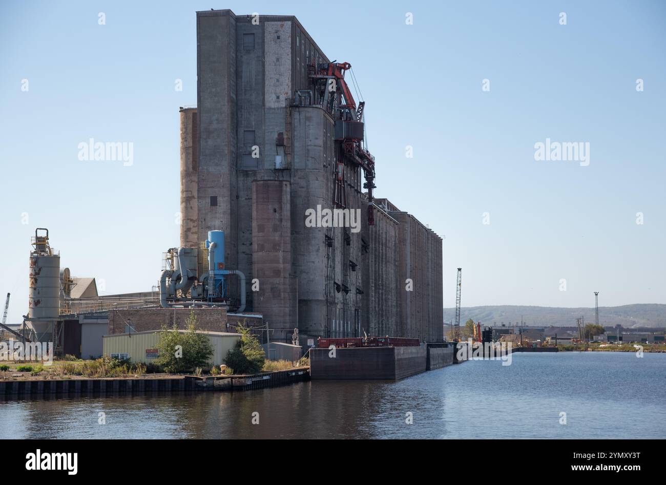 Duluth port facility and grain silos Stock Photo - Alamy