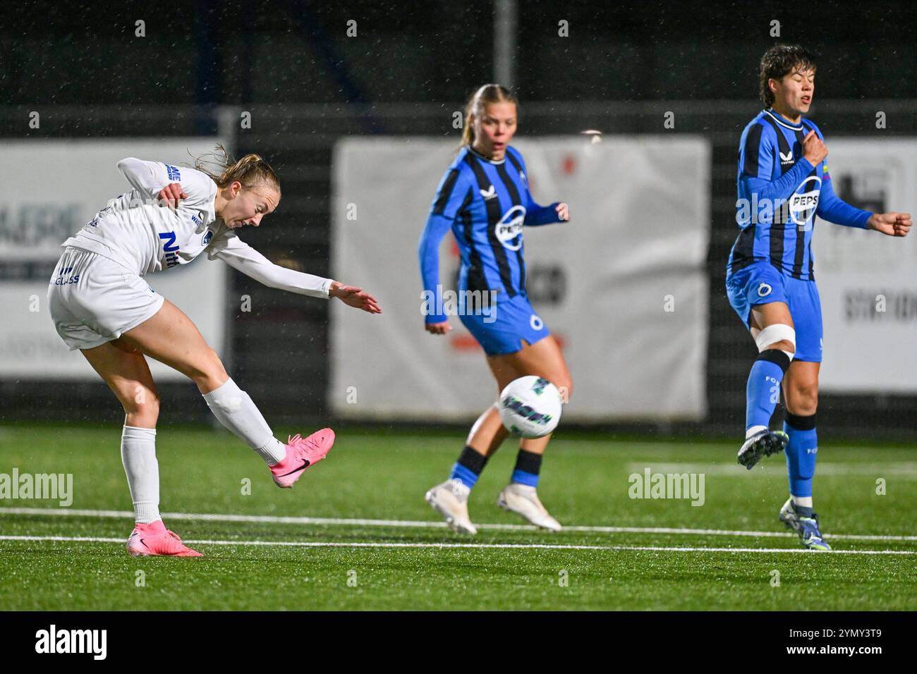 Aalter, Belgium. 23rd Nov, 2024. Lisa Petry (9) of Genk and Isabelle Iliano (18) of Club YLA ...