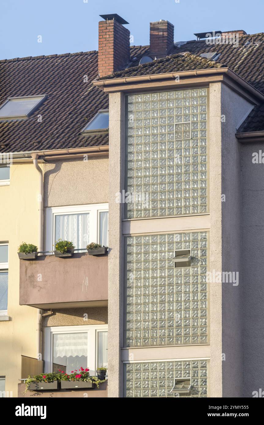 Older apartment houses hi-res stock photography and images - Alamy