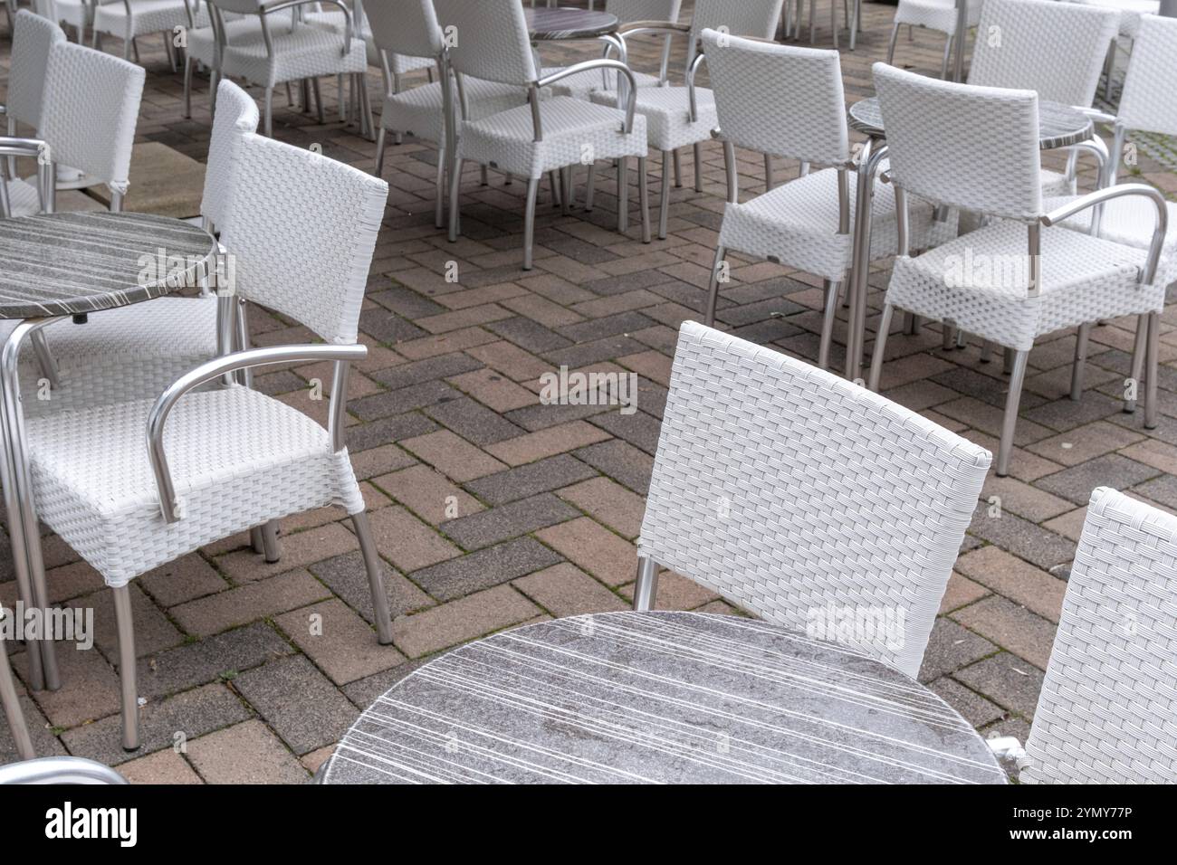 Empty tables chairs out hi-res stock photography and images - Alamy