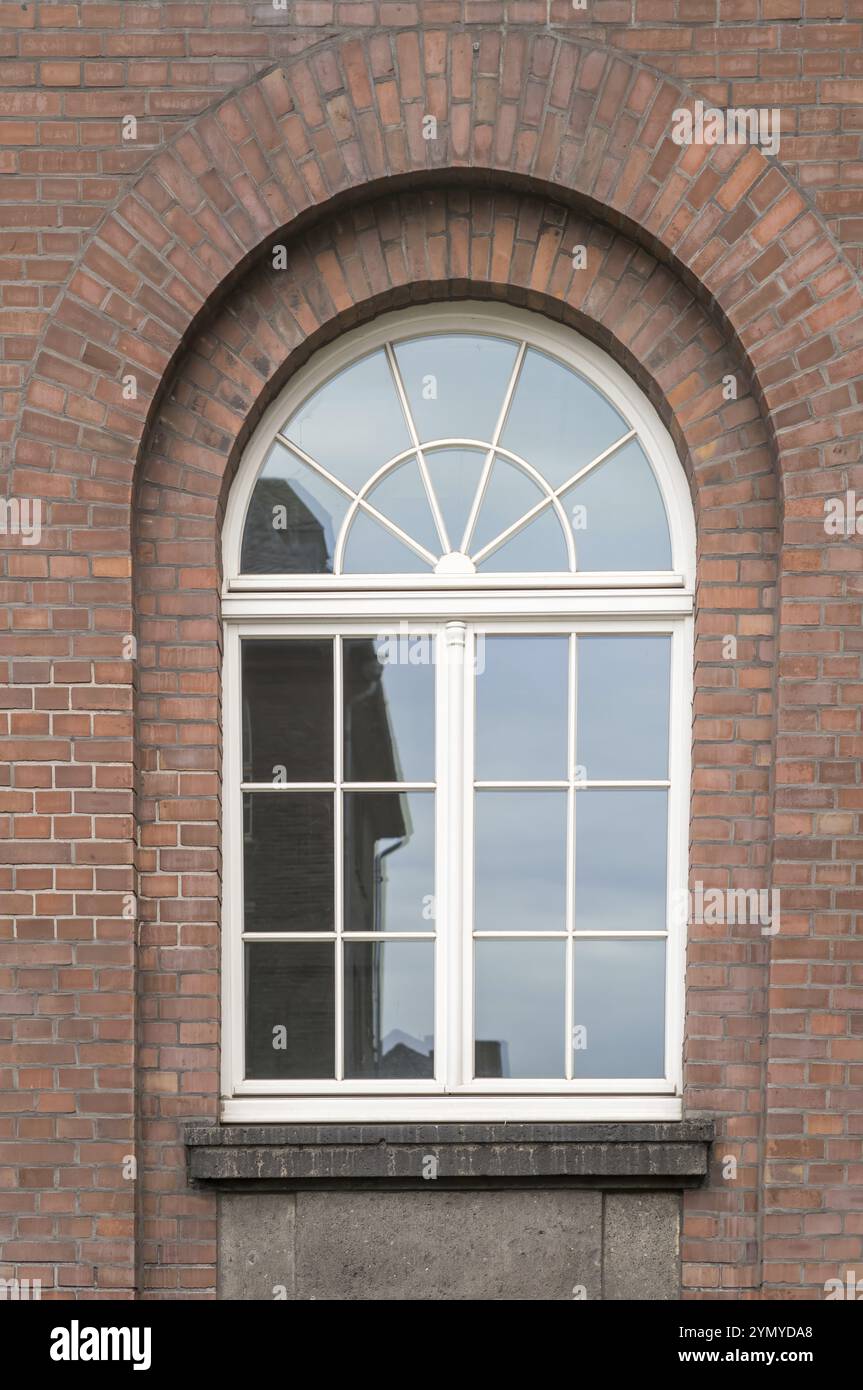 Large mullioned window on a 100-year-old building Stock Photo - Alamy