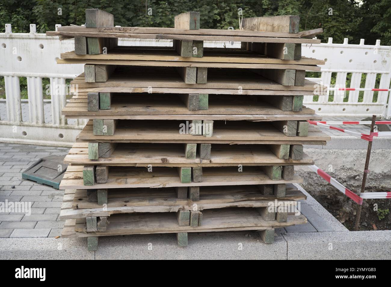 Building with pallets hi-res stock photography and images - Alamy