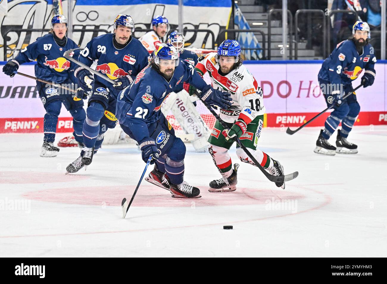 im Duell Nicolas KRAEMMER (EHC RB Muenchen 21) und Anthony LOUIS ...