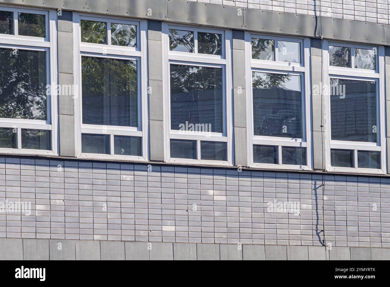 Row of windows hi-res stock photography and images - Alamy