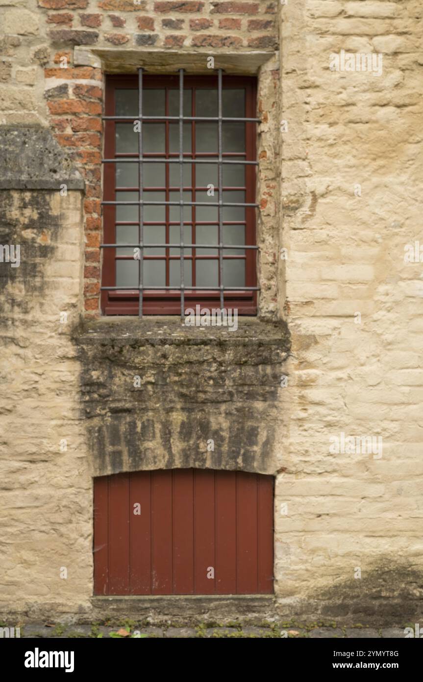 Windows sections hi-res stock photography and images - Alamy