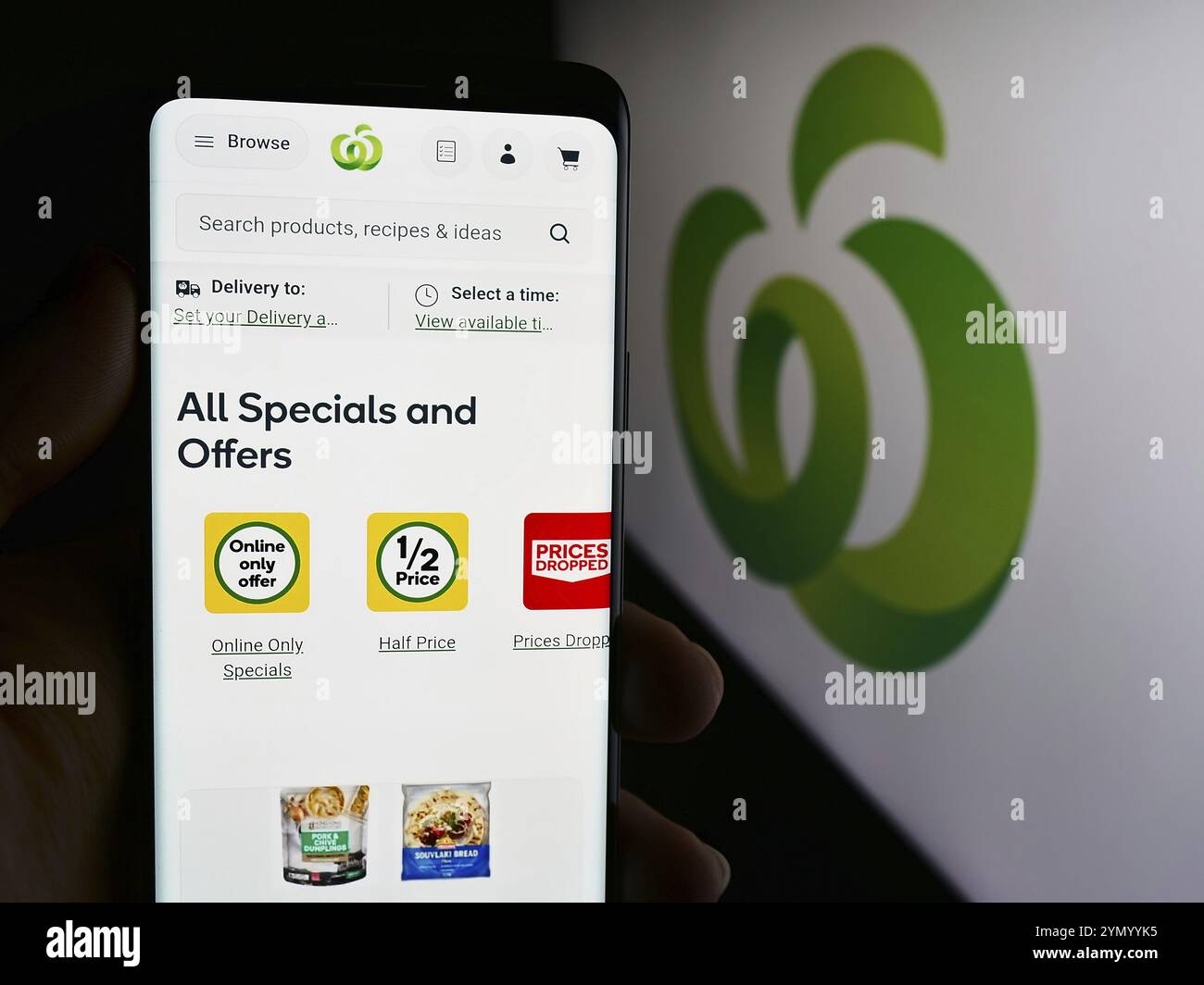 Woolworths supermarkets logo hi-res stock photography and images - Alamy