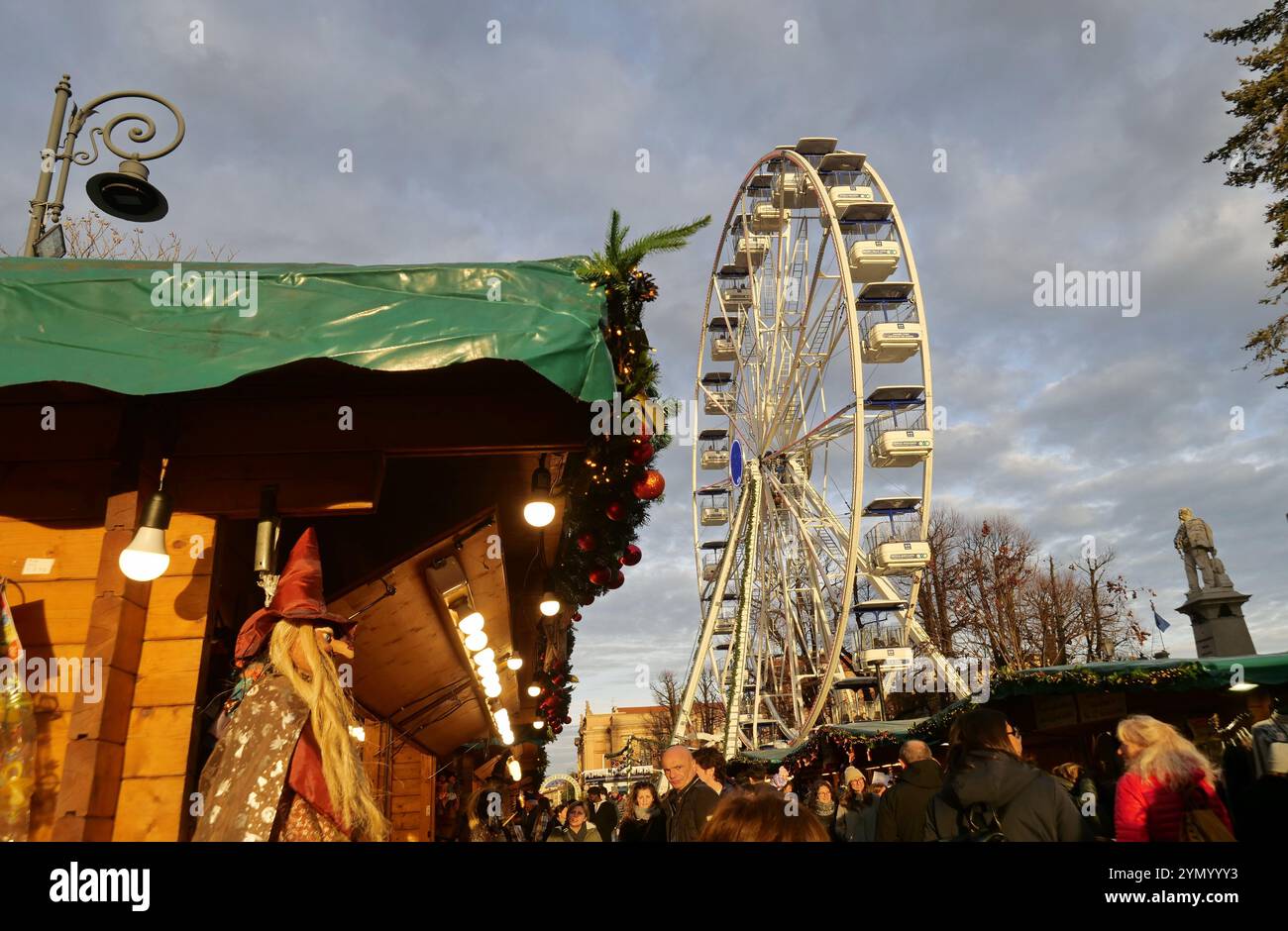 The center of Bergamo lights up with splendid lights, Christmas stalls ...
