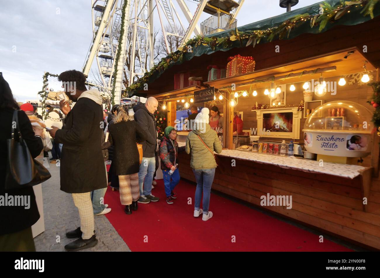 The center of Bergamo lights up with splendid lights, Christmas stalls ...