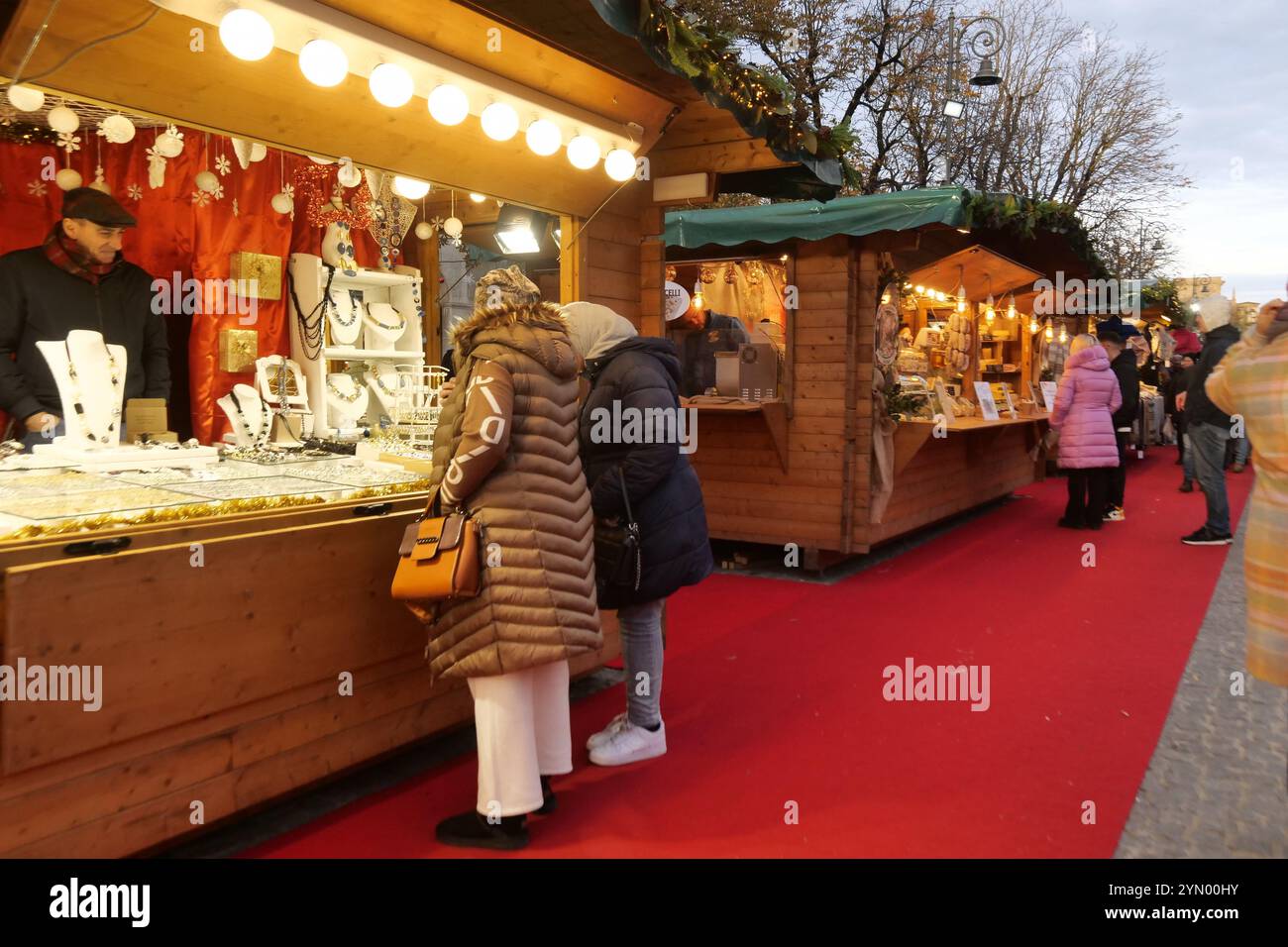 The center of Bergamo lights up with splendid lights, Christmas stalls ...