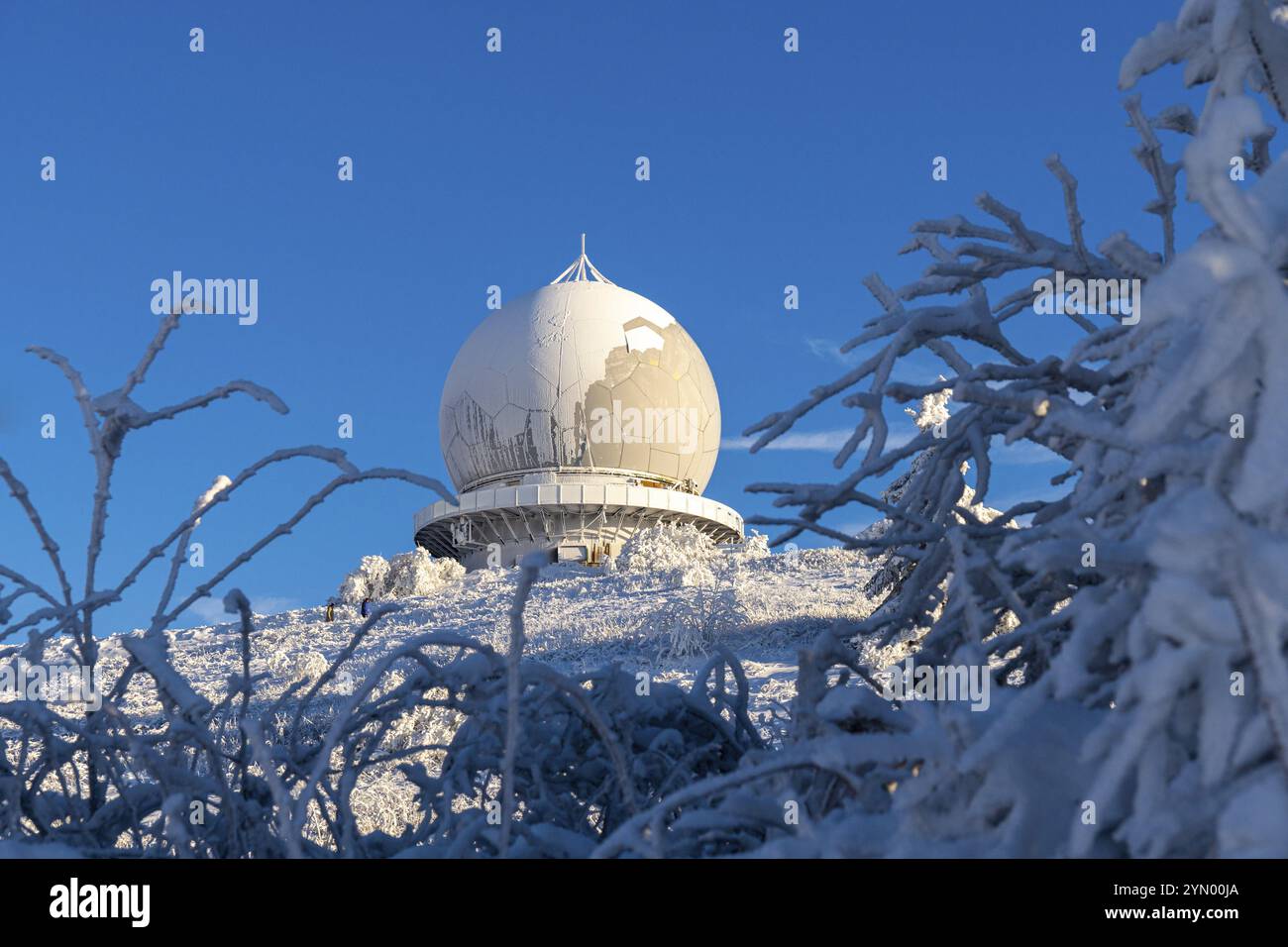 Snow covered radar station hi-res stock photography and images - Alamy