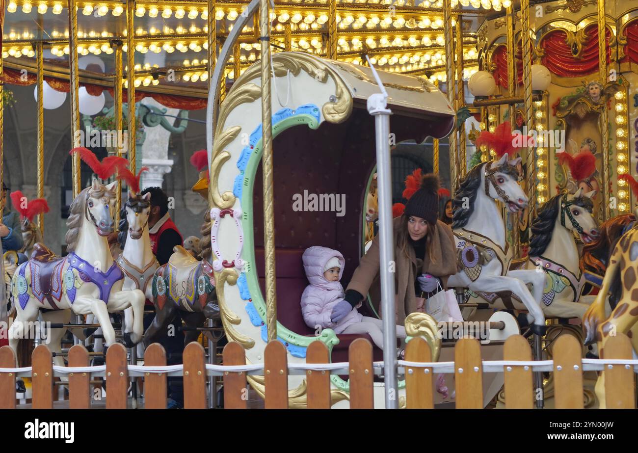 The center of Bergamo lights up with splendid lights, Christmas stalls ...