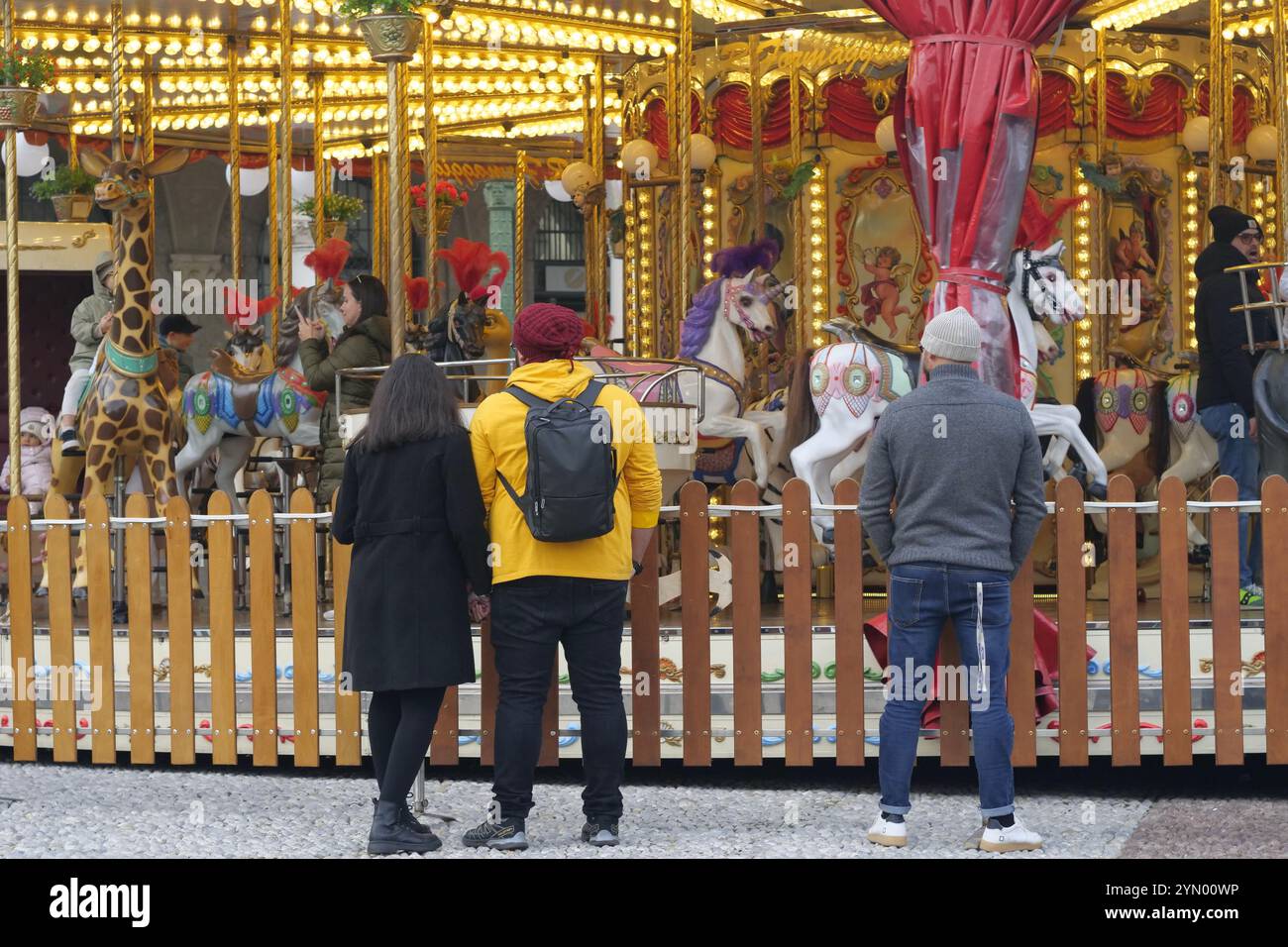 The center of Bergamo lights up with splendid lights, Christmas stalls ...