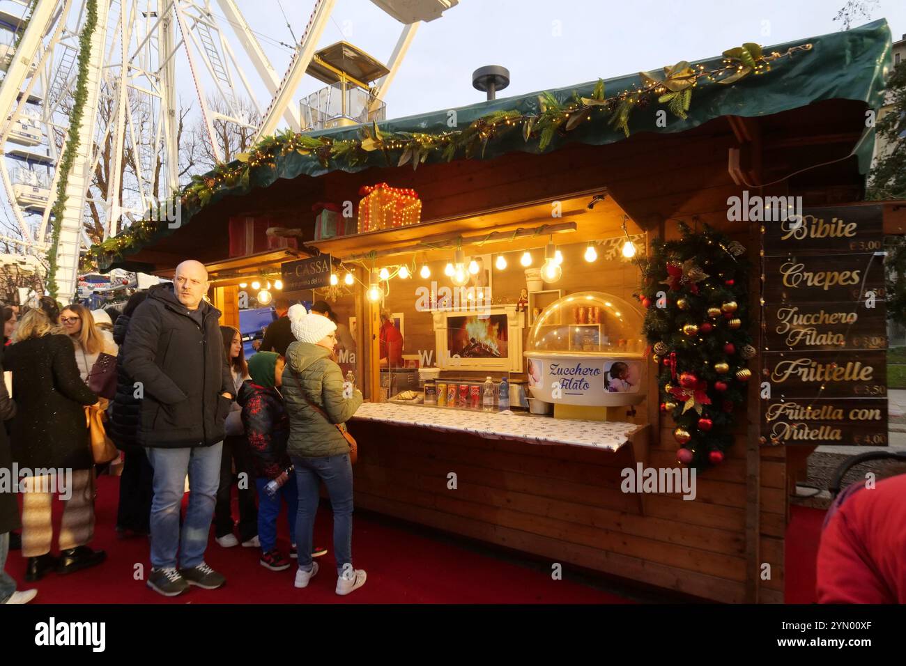 The center of Bergamo lights up with splendid lights, Christmas stalls ...