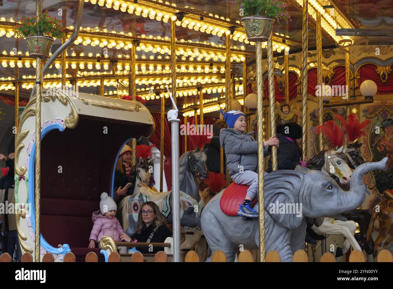 The center of Bergamo lights up with splendid lights, Christmas stalls ...