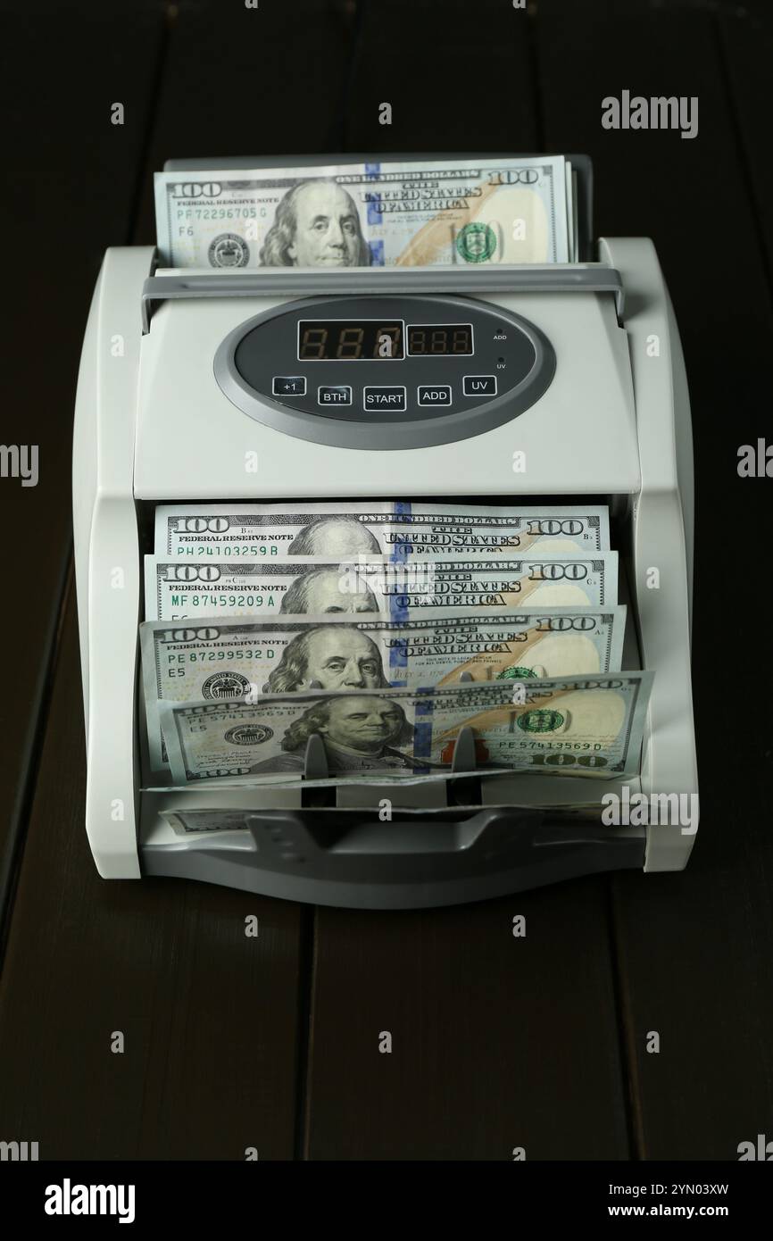 Cash money dollar bills counter hi-res stock photography and images - Alamy