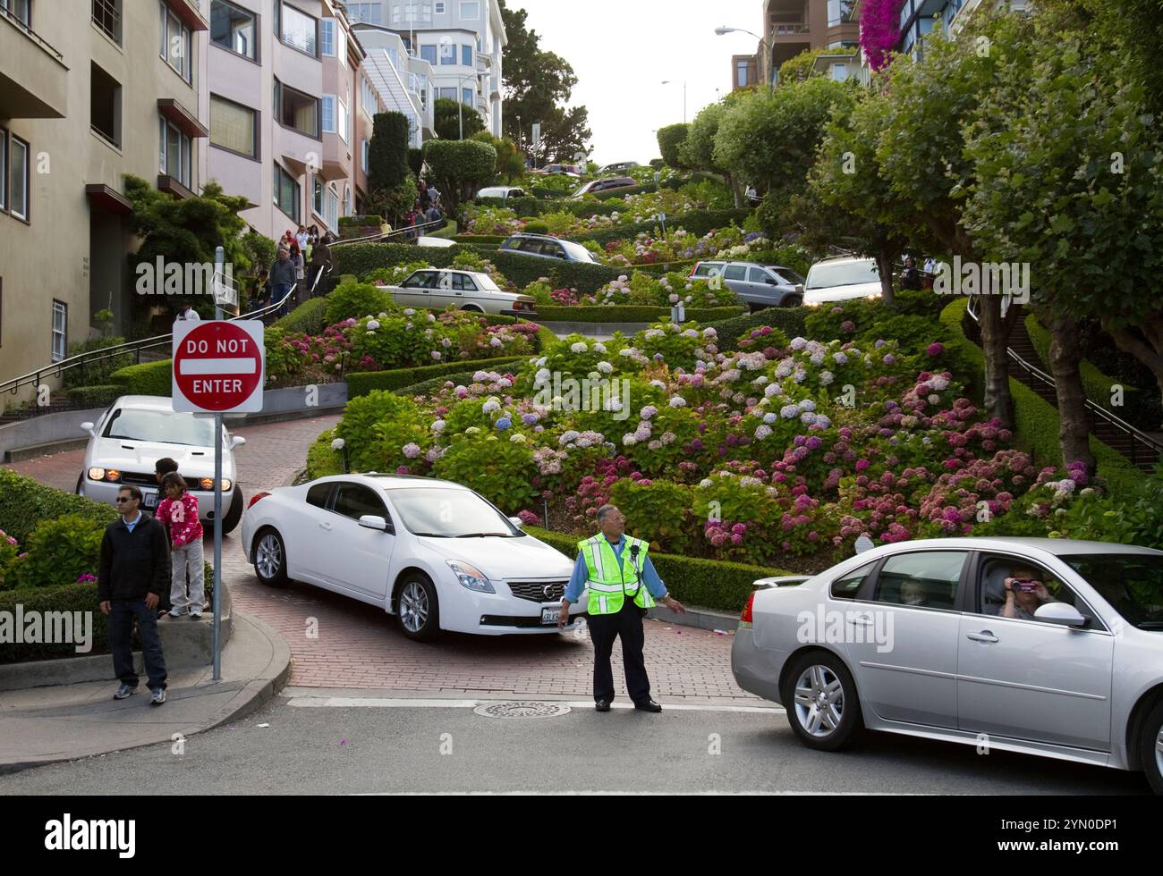 Scene along San Francisco's famous "crooked street," Lombard Street in ...