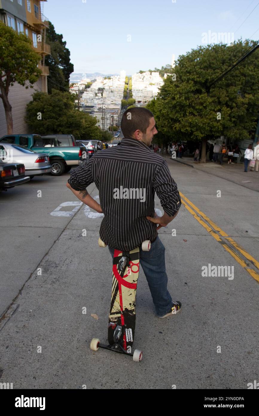 Scene along San Francisco's famous "crooked street," Lombard Street in ...