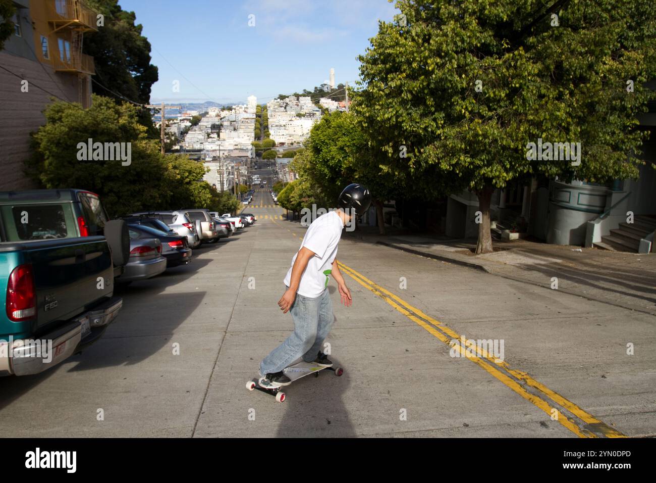 Scene along San Francisco's famous "crooked street," Lombard Street in ...