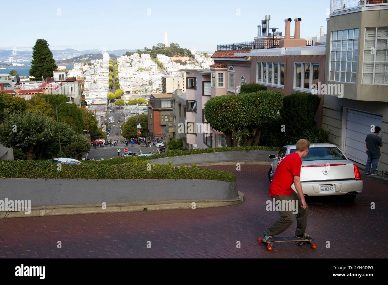 Scene along San Francisco's famous "crooked street," Lombard Street in ...