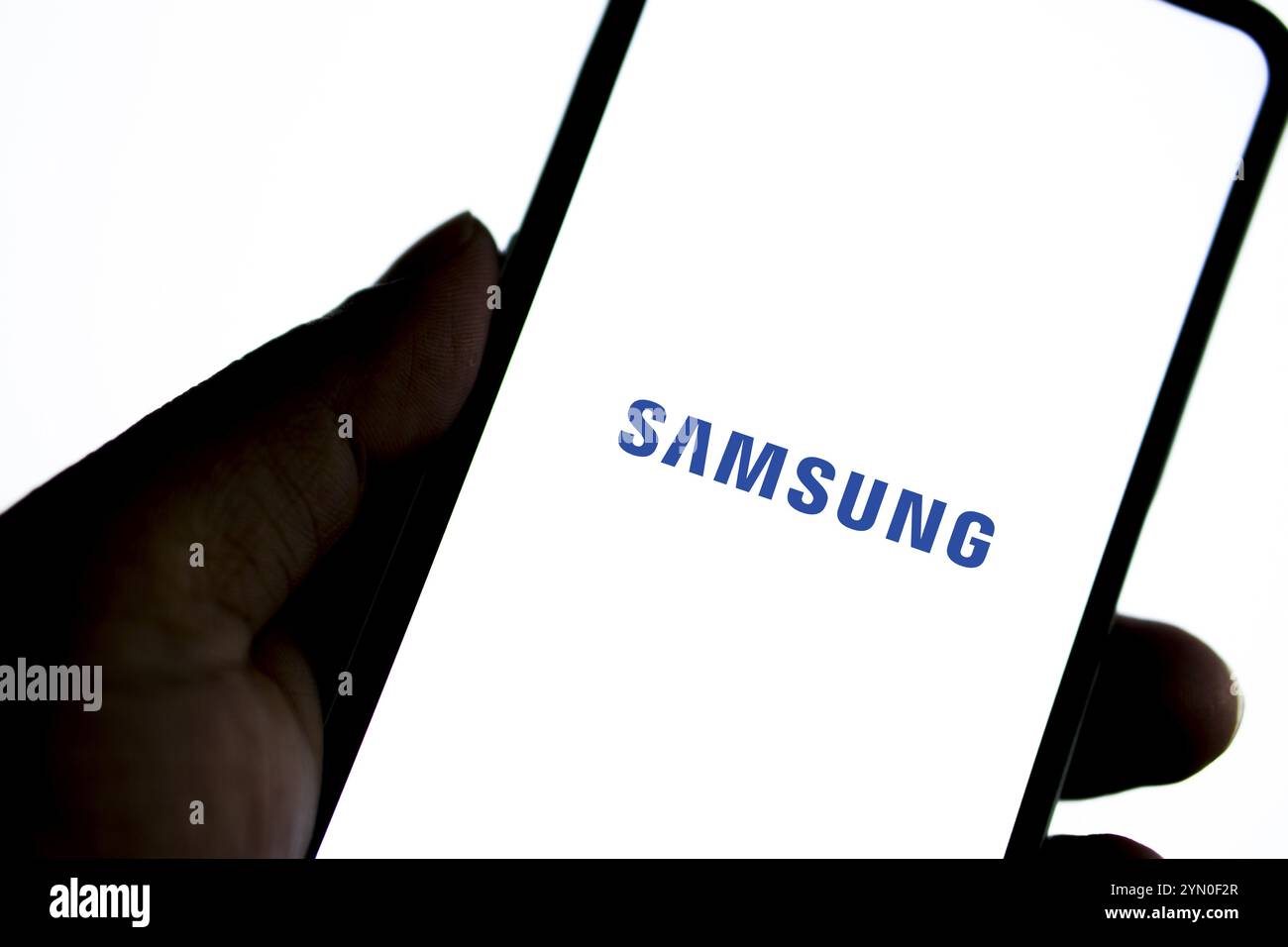 Samsung logo on smartphone screen Stock Photo - Alamy