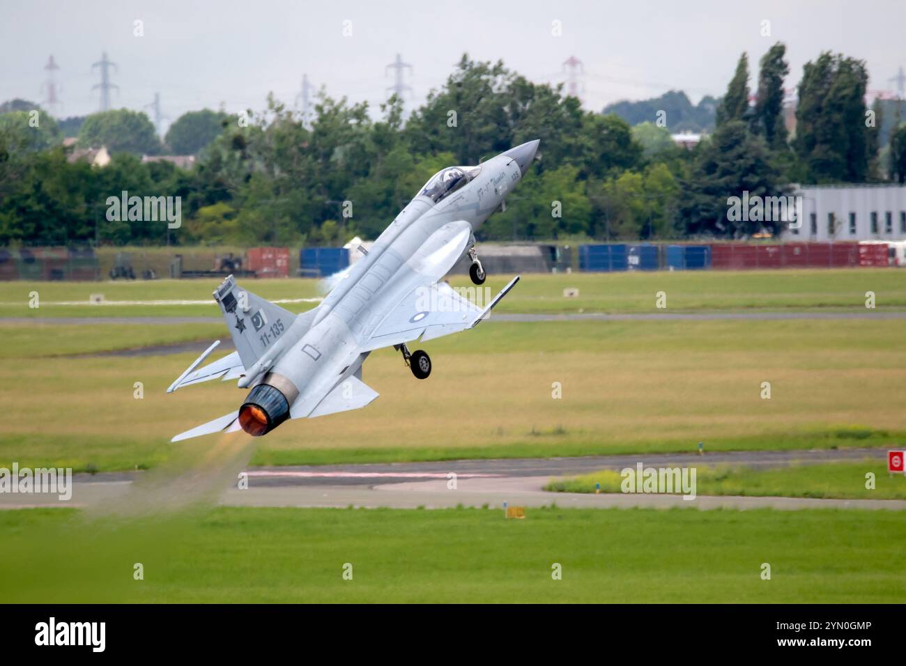 Pakistan Air Force PAC JF-17 Thunder fighter jet taking off at the ...