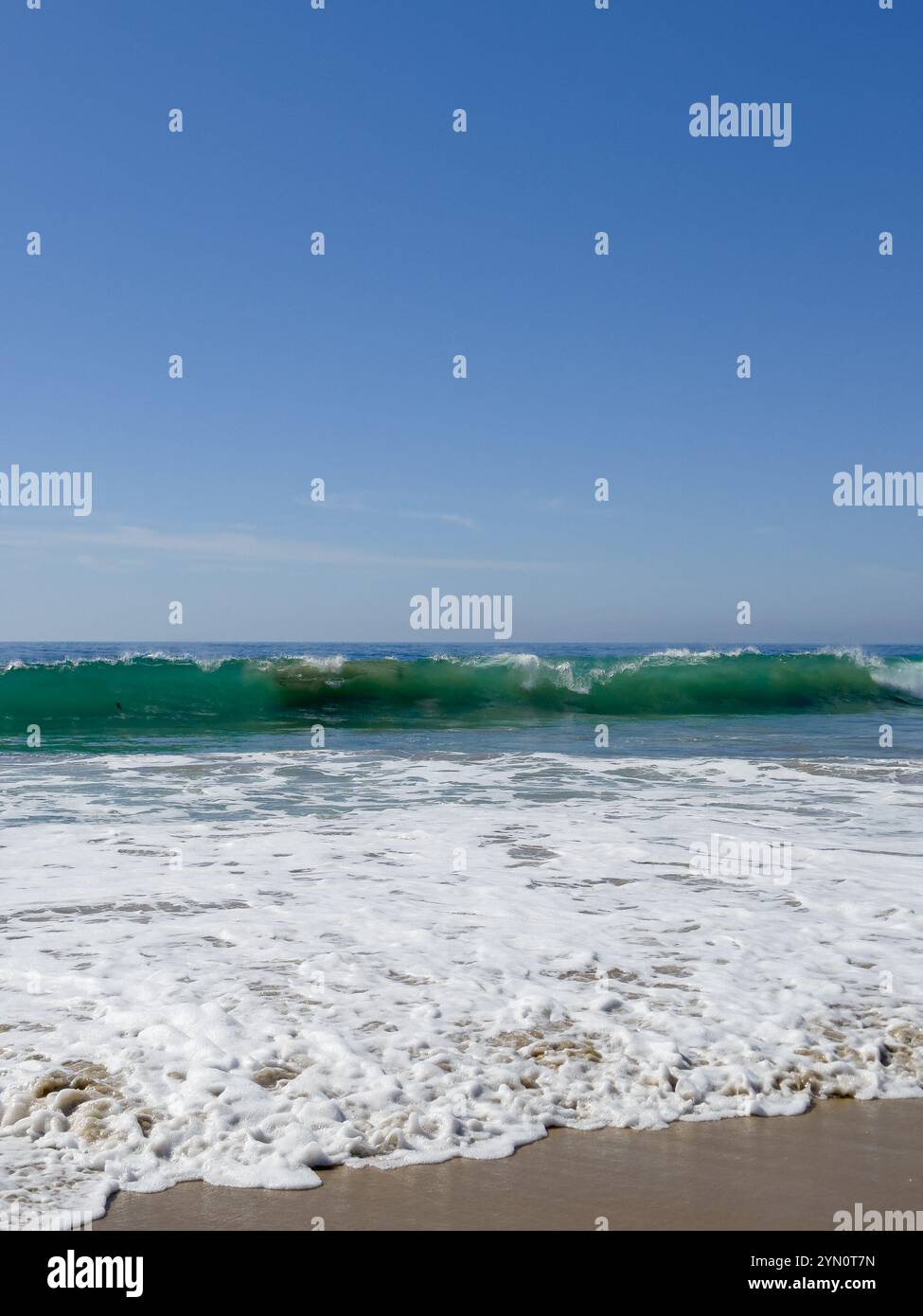 Pacific ocean waves crushing hi-res stock photography and images - Alamy