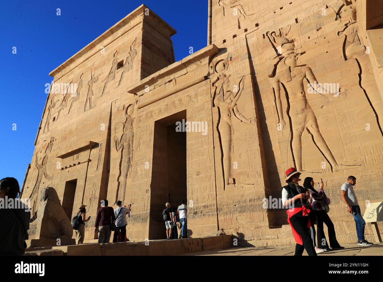 Beijing, Egypt. 22nd Nov, 2024. Tourists visit the Philae temple ...