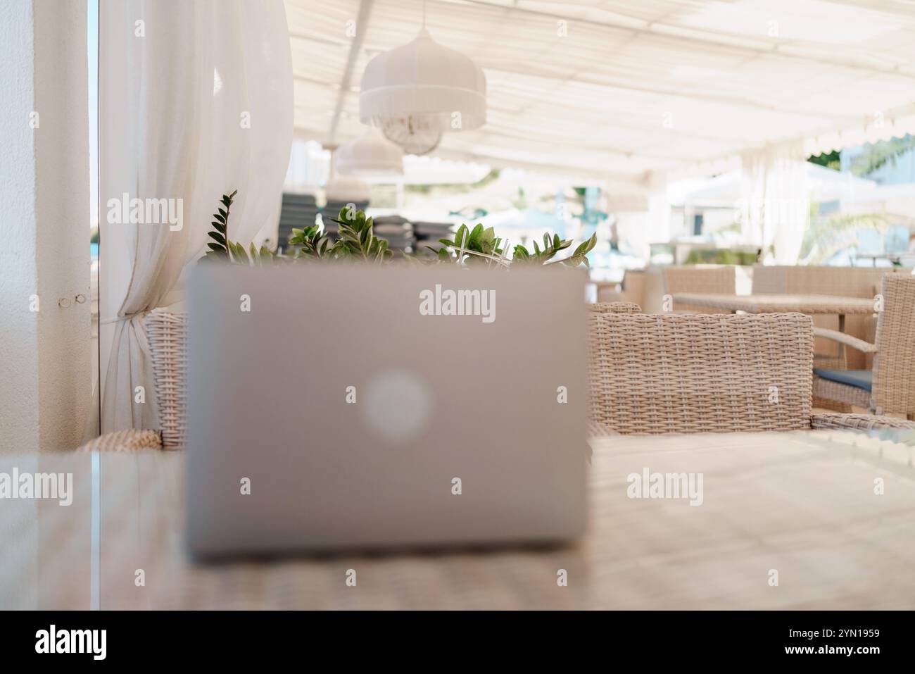 Empty front desk green screen hi-res stock photography and images - Alamy