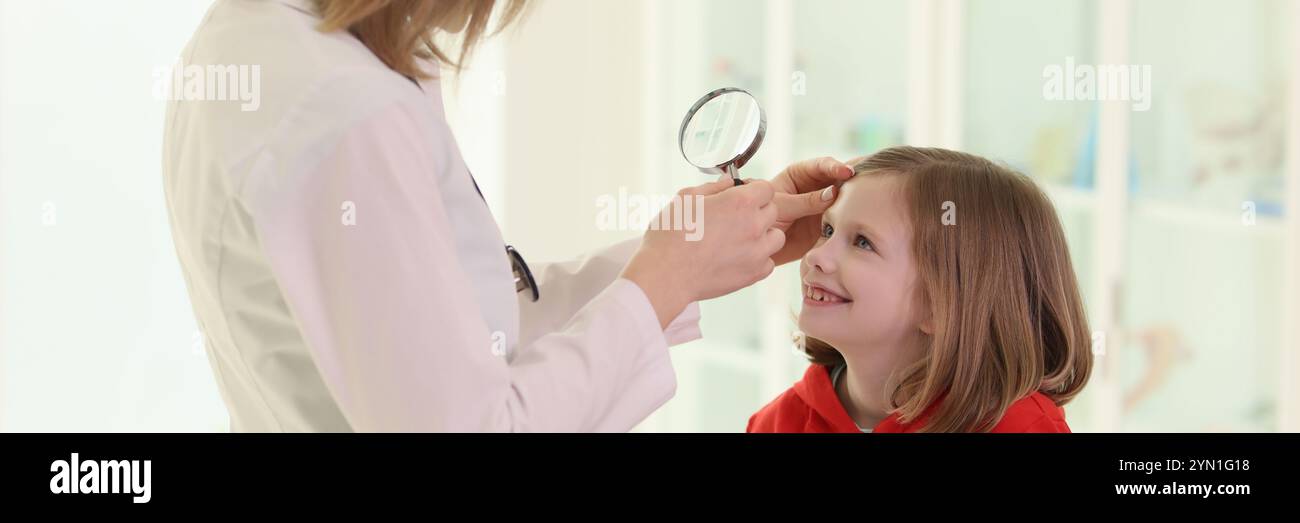 Optometrist examining little girl eye in doctor premise Stock Photo - Alamy
