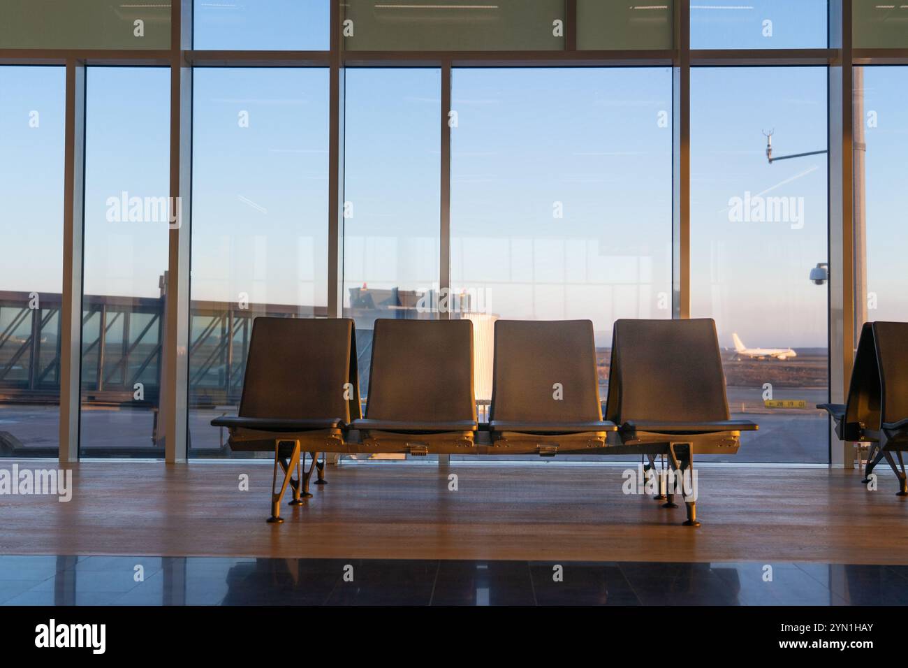 Vacant airport terminal gate hi-res stock photography and images - Alamy