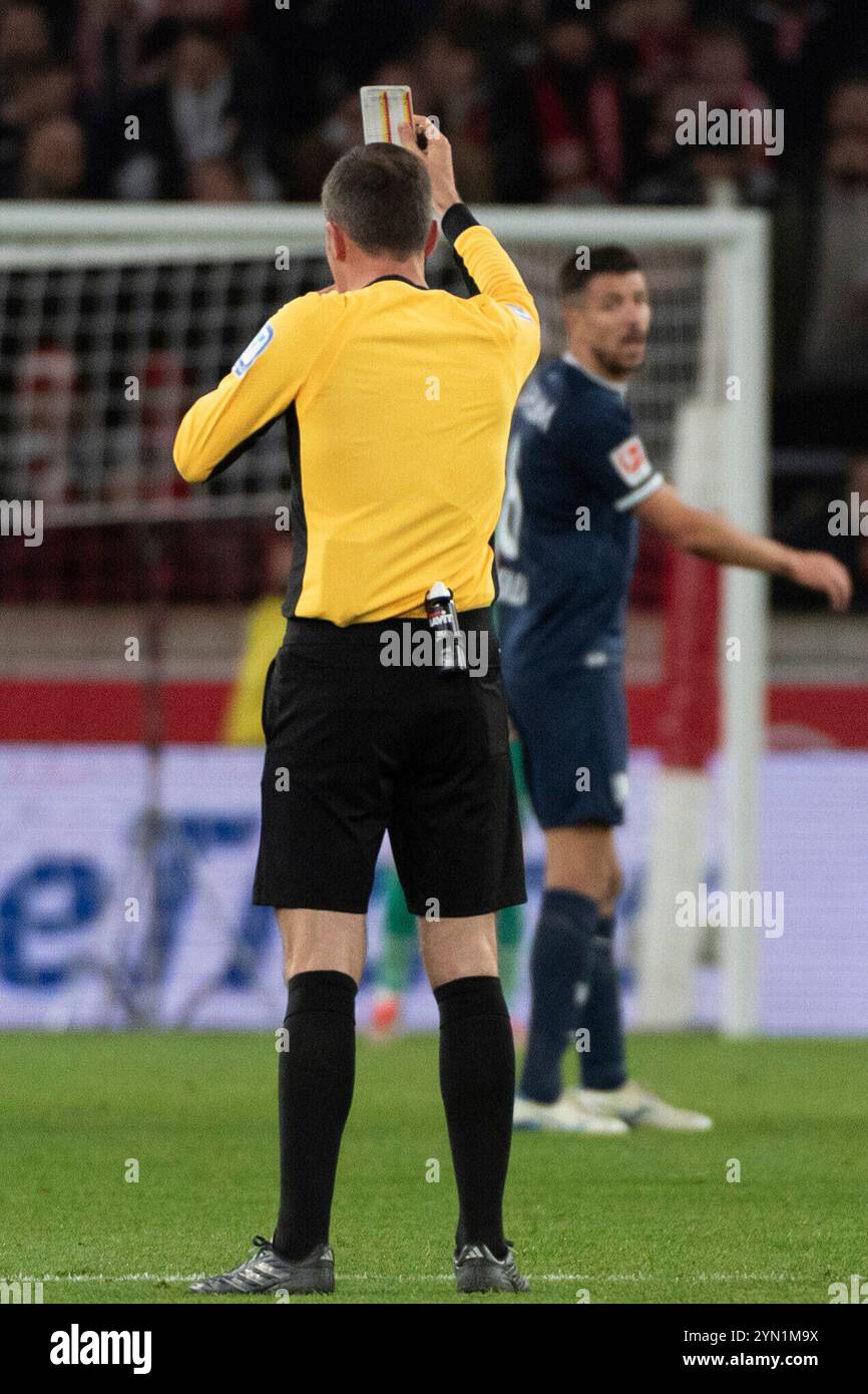 Stuttgart, Deutschland. 23rd Nov, 2024. Schiedsrichter Benjamin Brand ...