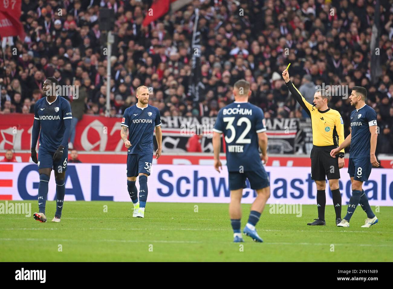 Stuttgart, Deutschland. 23rd Nov, 2024. referee Benjamin Brand shows ...