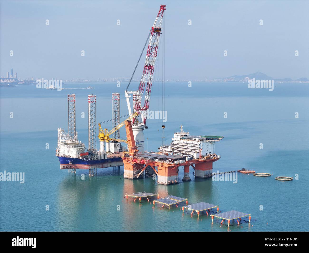YANTAI, CHINA - NOVEMBER 24, 2024 - The offshore lifting platform ...