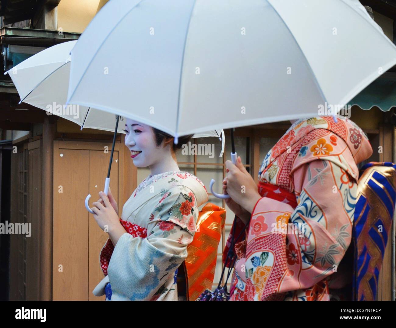 Geisha kyoto umbrella hi-res stock photography and images - Alamy