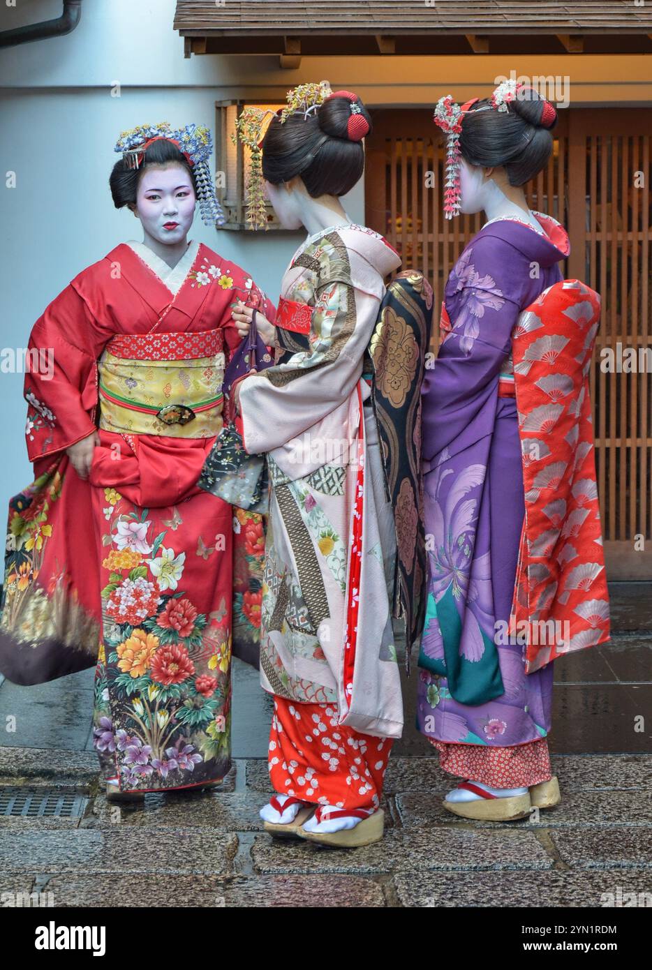 Higashiyama geisha hi-res stock photography and images - Alamy